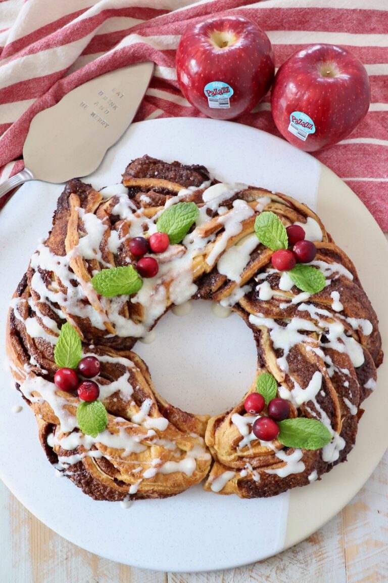 Easy Cinnamon Roll Wreath Recipe